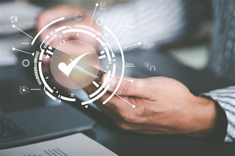 스마트 폰을 통해 온라인으로 문서를 확인하는 사업가 규칙 및 정책의 개념 회사 규정 이용 약관 문서 검토 절차 및 절차 회사 계약 및 지침 건강관리와 의술에 대한 스톡 사진