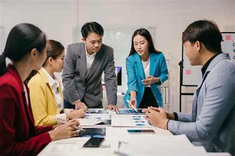 함께 일하는 아시아 사업가 그룹 생산적인 사무실 회의 중 차트와 보고서 분석 팀워크와 협업 시연 20 29세에 대한 스톡 사진 및 기타 이미지 Istock