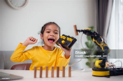 Stem 교육 개념입니다 아시아 학생들은 Stem에서 로봇 팔을 코딩하고 수학 공학 과학 기술 로봇 공학의 컴퓨터 코드를 아이들의 개념으로 코딩하여 집에서 학습합니다 소녀에