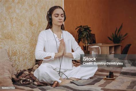 기도하는 여자는 집에서 요가를 하고 명상하는 포즈를 취한다 25 29세에 대한 스톡 사진 및 기타 이미지 25 29세 가정의 방 건강한 생활방식 Istock