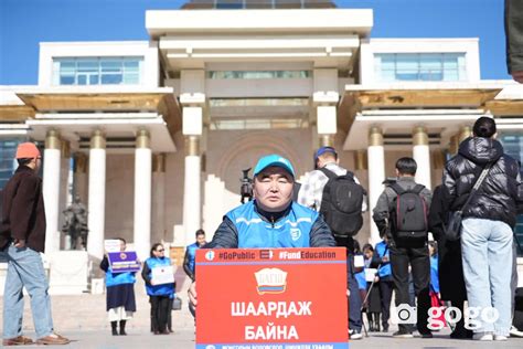 ФОТО Багш нарын суулт төв талбайд үргэлжилж байна