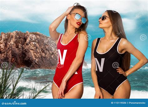 Due Ragazze Calde Che Posano Sulla Spiaggia Fotografia Stock Immagine
