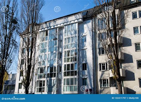 Edificio Viejo Renovado Entre Los Nuevos Edificios Imagen De Archivo
