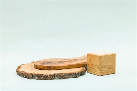 나무 기하학적 모양과 연단추상 파스텔 배경 둥근 나무 톱 은 에코 제품을위한 실린더 형태와 큐브 상자를 잘라 최소한의 스타일로