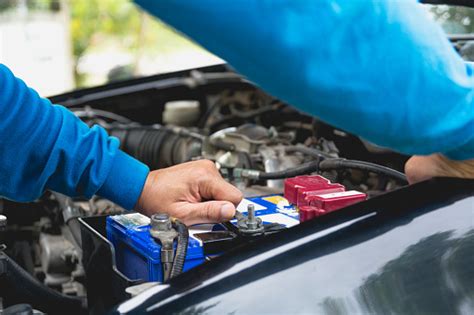 자동차의 엔진을 검사 하는 기술자의 손입니다 자동차 엔진 검사 자동 기계공입니다 유지 보수 확인 차입니다 검사 보기에 대한 스톡