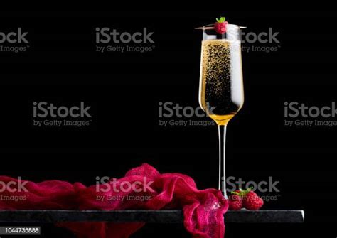 검은 바탕에 검은 대리석 보드에 지팡이에 민트 잎과 나무 딸기와 신선한 딸기와 샴페인을 노란색의 우아한 유리 텍스트를 위한 공간 0명에 대한 스톡 사진 및 기타 이미지