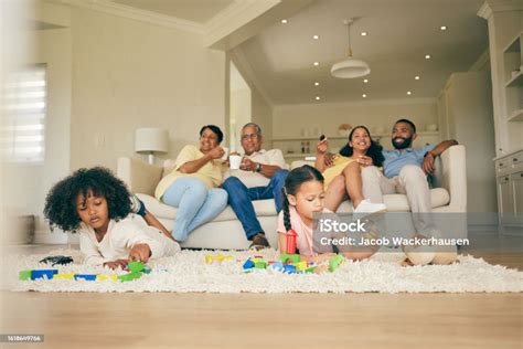 대가족 장난감 부모 조부모와 함께 집에서 함께 즐거운 시간을 보낼 수 있습니다 거실 행복하고 카펫 바닥에 있는 아이들의 발달 엄마와 아빠의 게임 25 29세에 대한 스톡