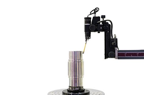 원도 원통성 및 직선 측정 테스터 기계및 클리핑 경로로 격리된 검사 중에 작업 턴테이블에 설정된 원통형 금속 부품 가공 Cnc 장치에 대한 스톡 사진 및 기타 이미지