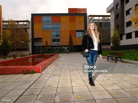 젊은 쾌활한 피트니스 여성은 그녀의 목적지로 향하는 도시를 통해 걸어 거리에 대한 스톡 사진 및 기타 이미지 거리 걷기 관능 Istock