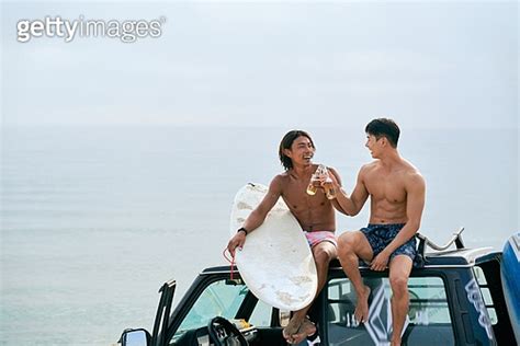 여행 서핑 서핑보드 수중스포츠장비 여름 바다 해변 휴가 여가 주제 즐거움 컨셉 함께함 컨셉 이미지 Jv12384113 게티이미지뱅크