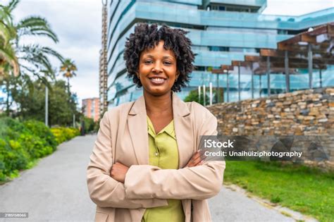 도시 밖에서 자랑스럽게 서 있는 아프리카의 자신감 넘치는 사업가 여자에 대한 스톡 사진 및 기타 이미지 여자 결심 경영자 Istock