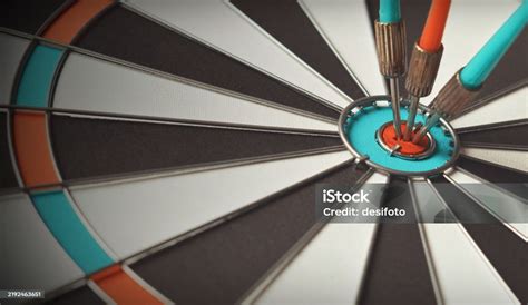 목표물에 3 개의 피어싱 다트 또는 화살 팁 1 개의 빨간색과 2 개의 녹색 피어싱 과녁 스폿을 중앙 또는 내부 서클에 함께 성공 승리 비즈니스 목표의 달성 경쟁을위한 원형