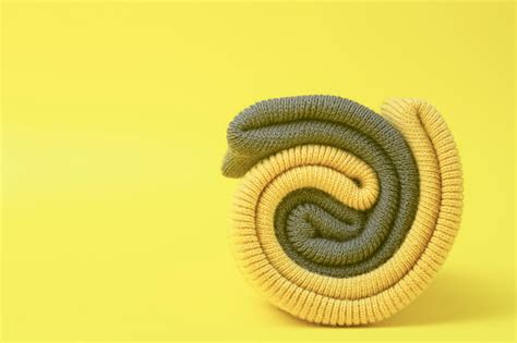 올해의 색상 2021 얼티밋 그레이와 일루미네이션 배경 회색 및 조명 노란색 배경에 겨울 모자 디자인과 색상 트렌드의 의류 0명에 대한 스톡 사진 및 기타 이미지 Istock