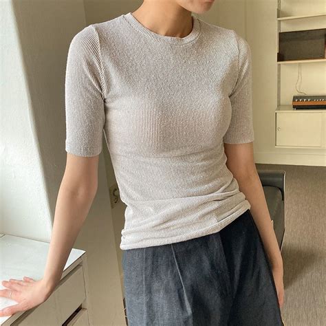 스리슬쩍 얇고 슬림한 핏으로 바디라인을 슬림하게 살려주는 투톤배색의 골지 반팔티 부드럽고