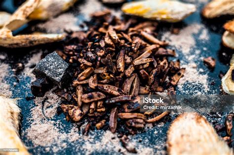 인기있는 인도와 아시아 Mukhwas 또는 입 청정제 즉 나무 표면에 그릇에 기와 하드 삶은 망고 씨앗으로 구성된 아암 키 구슬리 카 Mukhwas 일부 원시 말린 망고