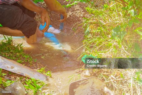 길가 배관공 작업 수리에서 구멍과 물 운동에 깨진 파이프와 바닥 토양에 보았다 개선에 대한 스톡 사진 및 기타 이미지 개선 거리 건설 산업 Istock