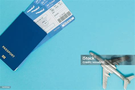비행기와 여권 티켓 파란색 배경에 비행기의 모델과 달러 텍스트의 공간을 복사 합니다 0명에 대한 스톡 사진 및 기타 이미지