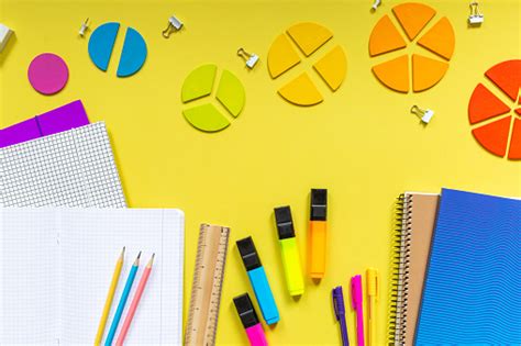 여러 가지 색의 분수 눈금자 노란색 배경에 연필 아이들을위한 재미 있고 재미있는 수학 교육 학교 개념으로 돌아가기 개체 그룹에 대한 스톡 사진 및 기타 이미지 Istock