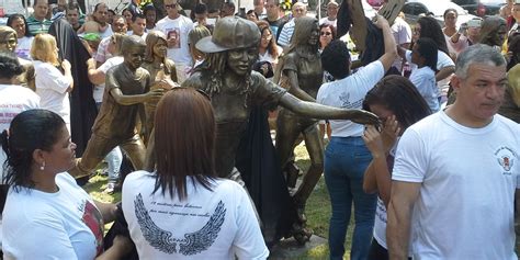 Monumento Homenageia Vítimas De Chacina Em Escola De Realengo Agência