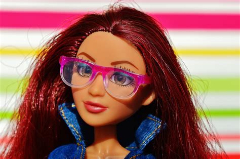 무료 이미지 소녀 사진술 놀이 가수 모델 빨간 색깔 유행 말뿐인 헤어 스타일 긴 머리 흑발 얼굴 인형 코 눈 그림 색안경 아름다움