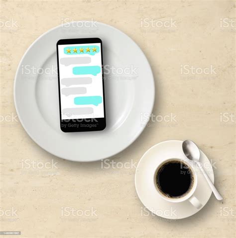대리석 테이블에 흰색 접시에 별 다섯 개 등급에 대한 리뷰 평가가 있는 스마트폰 0명에 대한 스톡 사진 및 기타 이미지 0명 1위 5 Istock
