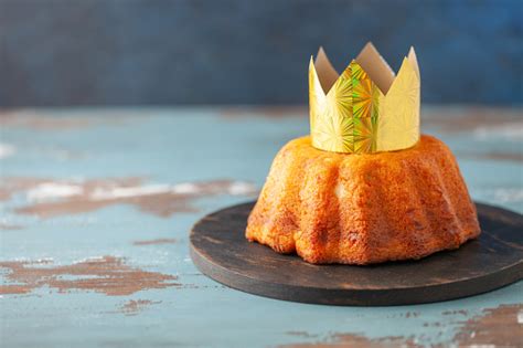 주현절 축제를 위한 로스콘 드 레예스 전통 스페인 케이크 설탕에 절인 과일 크라운 주현절 케이크 파란색 배경 0명에 대한 스톡 사진 및 기타 이미지 Istock