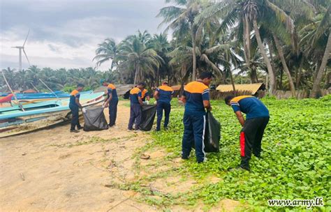 16 බලඇණිය ගජබා රෙජිමේන්තුවේ මූලිකත්වයෙන් වෙරළ පිරිසිදු කිරීමේ වැඩසටහනක් Sri Lanka Army