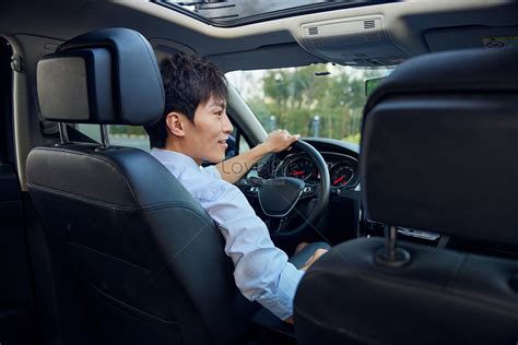 차를 운전하는 비즈니스 사무직 남성 사진 무료 다운로드 Lovepik