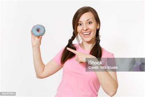 아름 다운 재미에 행복 한 여자 손 흰색 배경에 고립 된 다채로운 도넛 적절 한 영양 섭취 나 과자 디저트 패스트 푸드입니다 다이어트 개념입니다 광고에 대 한 공간을 복사