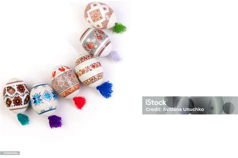 행복 한 부활절 카드입니다 격리 된 흰 바탕에 화려한 반짝 부활절 달걀입니다 텍스트에 대 한 공간을 복사 합니다 개체 그룹에 대한 스톡 사진 및 기타 이미지 Istock