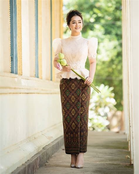 ឱកាសភ្ជុំបិណ្ឌមកមើលឈុតដ៏ស្រស់ស្អាតរបស់តារាចម្រៀងស្រីល្បីឈ្មោះទាំង៤ដួង សារព័ត៌មាន នគរវត្ត