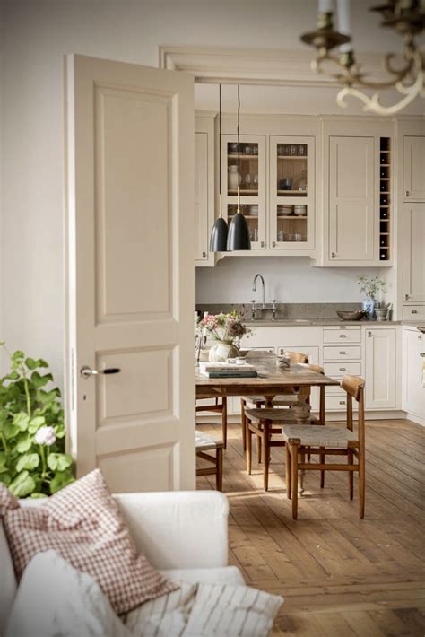 Pin Tillagd Av Maggie På Kitchens Köksdesign Skandinaviskt Kök Vita Köksskåp