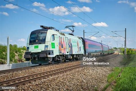 독일 오스터뮌헨의 철로 위로 레일젯을 당기는 Oebb급 전기 기관차 Österreichische Bundesbahnen에 대한