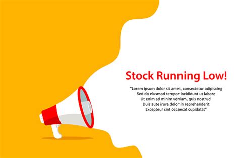 Stock Running Low 메가폰이 있는 배너 재고 실행 낮음 말풍선 배너 소매 쇼핑 온라인 마케팅 템플릿 배너 포스터 및 배경에 대 한 벡터 그림 개념에 대한 스톡