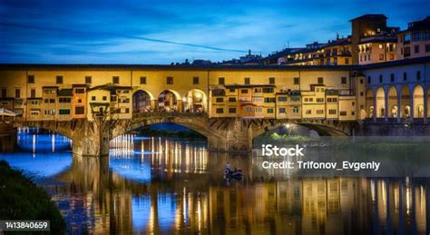 이탈리아 피렌체의 아르노 강에있는 유명한 다리 폰테 베키오 의 저녁 전망 폰테 베치오 다리는 피렌체의 주요 관광 명소 중