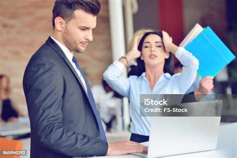 팀웍 프로세스 개념입니다 젊은 동료 사무실에 새로운 시작 프로젝트와 함께 작동합니다 문서 계획을 분석 합니다 2명에 대한 스톡 사진 및 기타 이미지 Istock