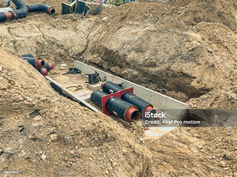 주거용 건물의 배수 시스템 건설 콘크리트 회색 기초에 넓은 검은 파이프 하수도 누워 설치미술에 대한 스톡 사진 및 기타 이미지 설치미술 물 하수 Istock