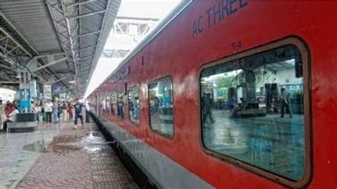 ट्रेन में सफर करने वाले ध्यान दें यूं ही नहीं लिखे होते डब्बों पर Sl 1a 2a समेत ये कोड्स