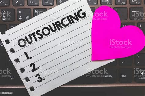 아웃소싱을 보여주는 글을 참고 비즈니스 보여주는 받기 상품 또는 서비스는 외부 공급 업체 작은 종이 일기 페이지 사랑 마음 사무실 텍스트 컴퓨터 노트북 키보드에서 계약에