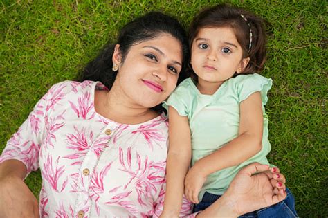 행복한 젊은 인도 어머니와 귀여운 딸이 여름 공원이나 정원에 함께 누워 있다 가족과 모성 개념 2 3 살에 대한 스톡 사진 및 기타 이미지 Istock