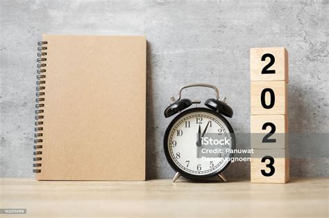 2023 빈 노트북 검은색 복고풍 알람 시계 및 나무 번호로 새해 복 많이 받으세요 카운트 다운 해상도 목표 계획 행동 및 임무 개념 0명에 대한 스톡 사진 및 기타 이미지