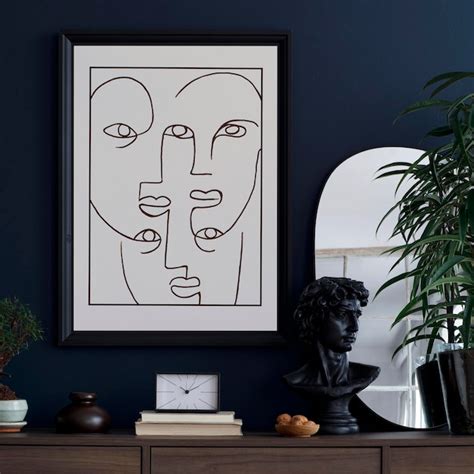 푹신한 안락의자 나무 화장실 모의 포스터 프레임과 현대적인 홈 액세서리가 있는 우아한 거실 인테리어 디자인의 세련된 구성 파란색