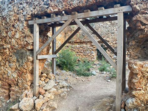 Estructuras De Construcción De Madera Para Reforzar Paredes Antiguas Y Puertas Arqueadas Vigas Y
