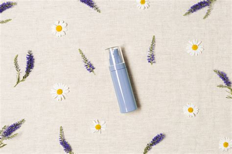 천연 화장품 제품 및 야생화 데이지와 보라색 베로니카를 린넨 천 배경 트렌드 패턴에 적용합니다 유기농 허브 스킨케어 트리트먼트