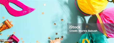 파란색 배경에 카니발 마스크와 색종이 이탈리아 2021 년 전통적인 베네치아 카니발의 개념 공간을 복사합니다 배너 긴 형식