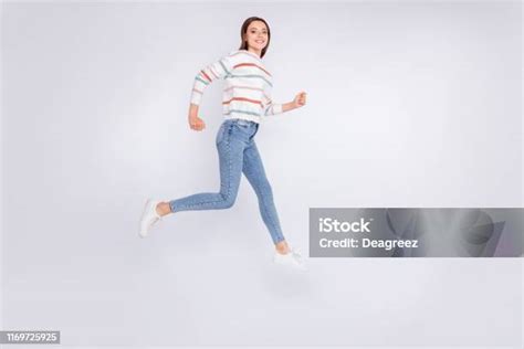 흰색 배경 위에 고립 된 줄무늬 점퍼를 입고 웃는 사랑스러운 청소년의 전체 길이 사진 갈색 머리에 대한 스톡 사진 및 기타