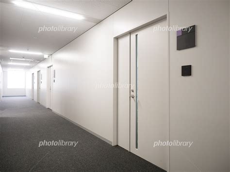オフィスビルの廊下 写真素材 [ 5803777 ] フォトライブラリー Photolibrary