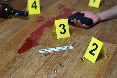 Escena Del Crimen Sangrienta Con Cadáver Y Pistola En El Suelo Muchos