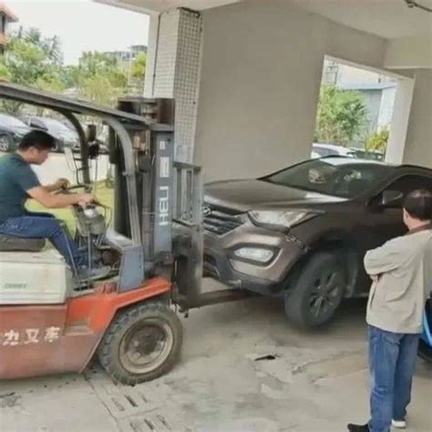 柳州一小区停车起矛盾，业主请来叉车强行“清场” 鸳江