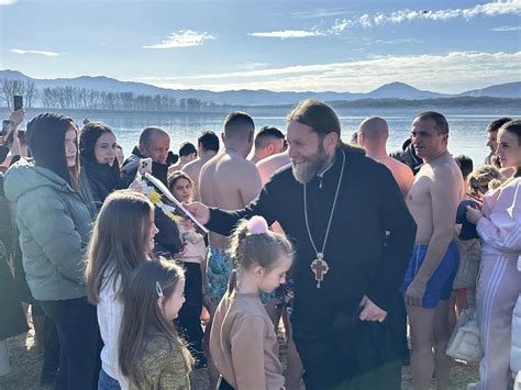 ПЛИВАЊЕ ЗА ЧАСНИ КРСТ НА КРУПЦУ ТРАДИЦИЈА КОЈА ОКУПЉА НИКШИЋАНЕ